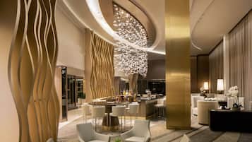 Este bar no lobby do hotel