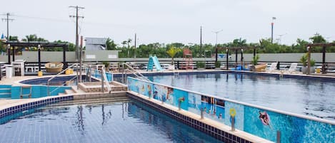 3 piscinas exteriores