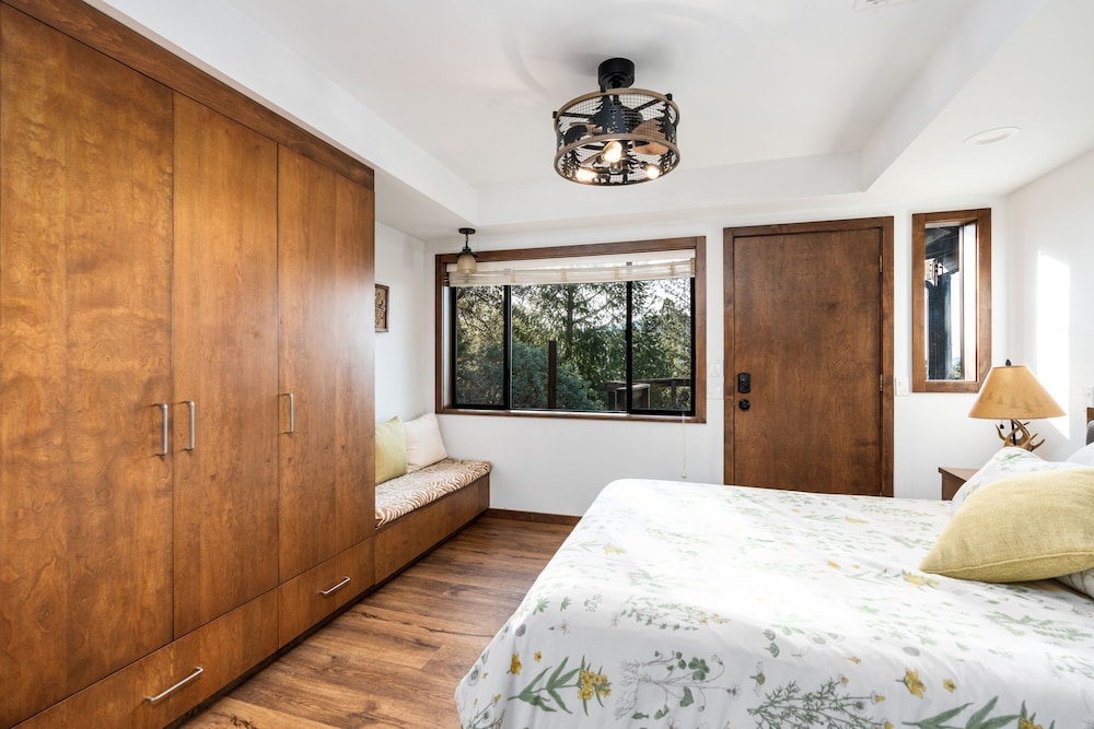 Mountain Oasis! Indoor Hot Tub, Game Room, Views! - Oakhurst, CA