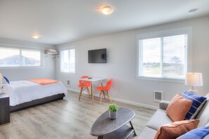 Suite-Estúdio de Luxo | Sala de estar | Televisor LED de 40 polegadas com canais por cabo, televisor 