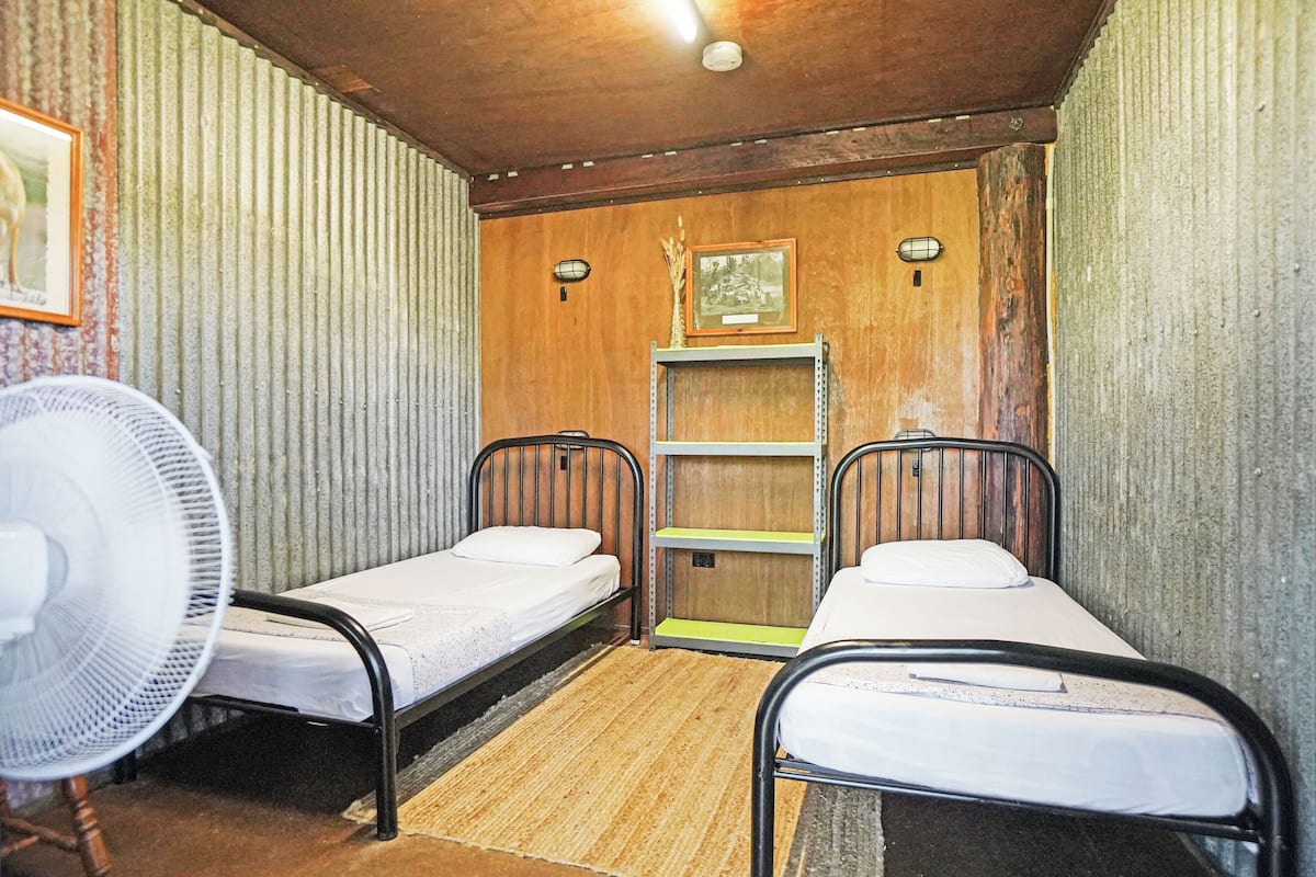 Quarto Twin Básico | Com decoração personalizada, com mobília individualizada