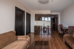 Frigobar, cooktop, chaleira elétrica