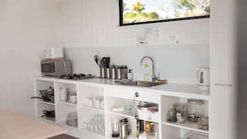 Quarto Quádruplo Panorâmico, vista para o oceano | Cozinha privada | Um frigorífico/congelador grande, um micro-ondas, uma placa de cozinha