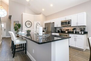 Villa (5 Bedrooms) | Cozinha privada | Um micro-ondas, um forno, uma placa de cozinha 