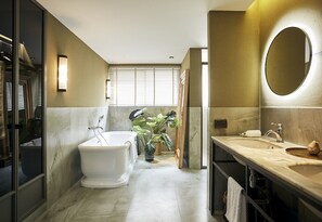King Suite | Casa de banho | Um chuveiro fixo, artigos de higiene pessoal grátis 