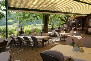 2 restaurantes: opção de café da manhã, almoço e jantar