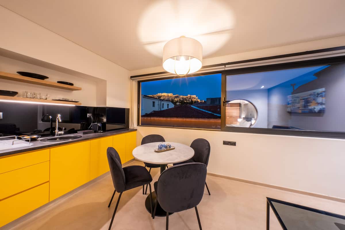 Suíte exclusiva | Cozinha privada | Geladeira grande, micro-ondas, cooktop, chaleira elétrica