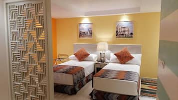 Quarto Twin Standard, 1 quarto, casa de banho privativa, Vista para a cidade | Minibar, com decoração personalizada, secretária