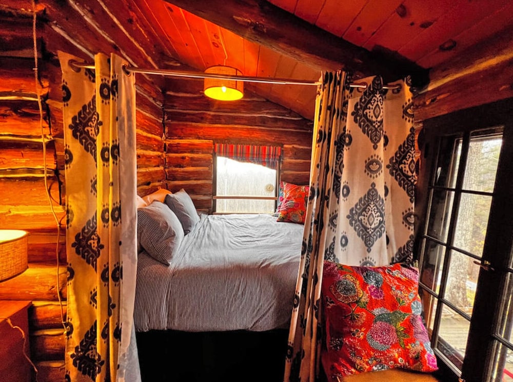 1890's Log Cabin ~ 230 Acre Private Reserve ~ 150’ Waterfall ~ Hiking Trails - Kerhonkson, NY