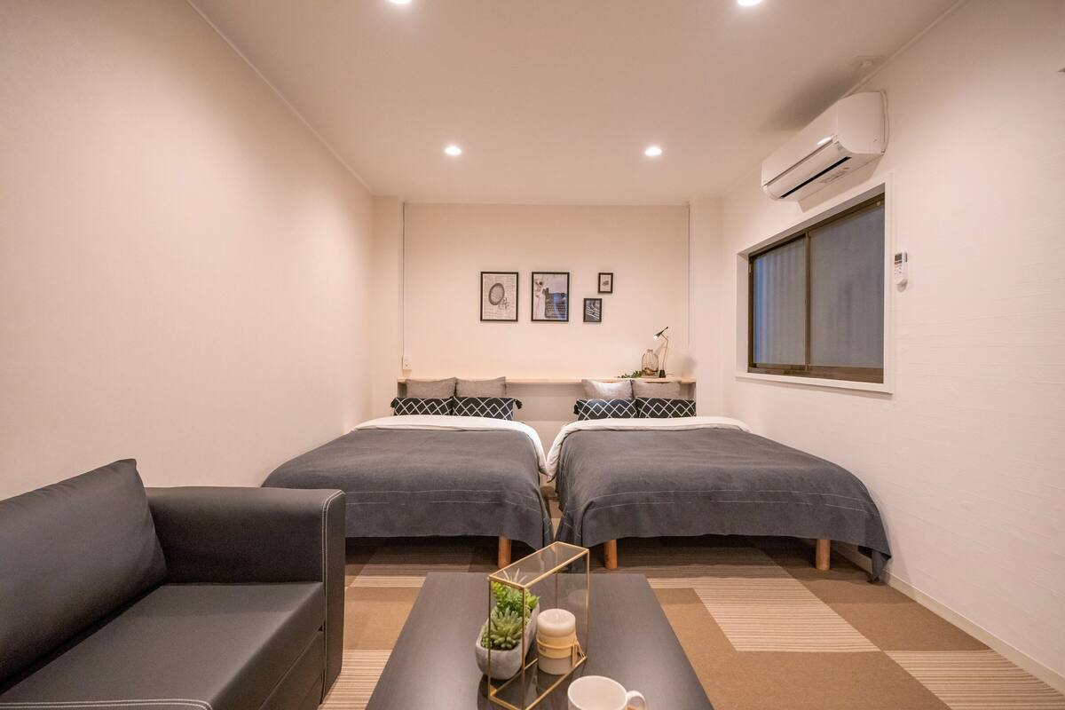Quarto Quádruplo Familiar, 1 quarto | Secretária, secretária adequada para computadores portáteis