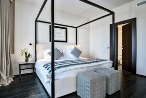 Suite-Estúdio Deluxe, 1 cama king-size | Lençóis de algodão egípcio, roupa de alta qualidade, edredões de penas