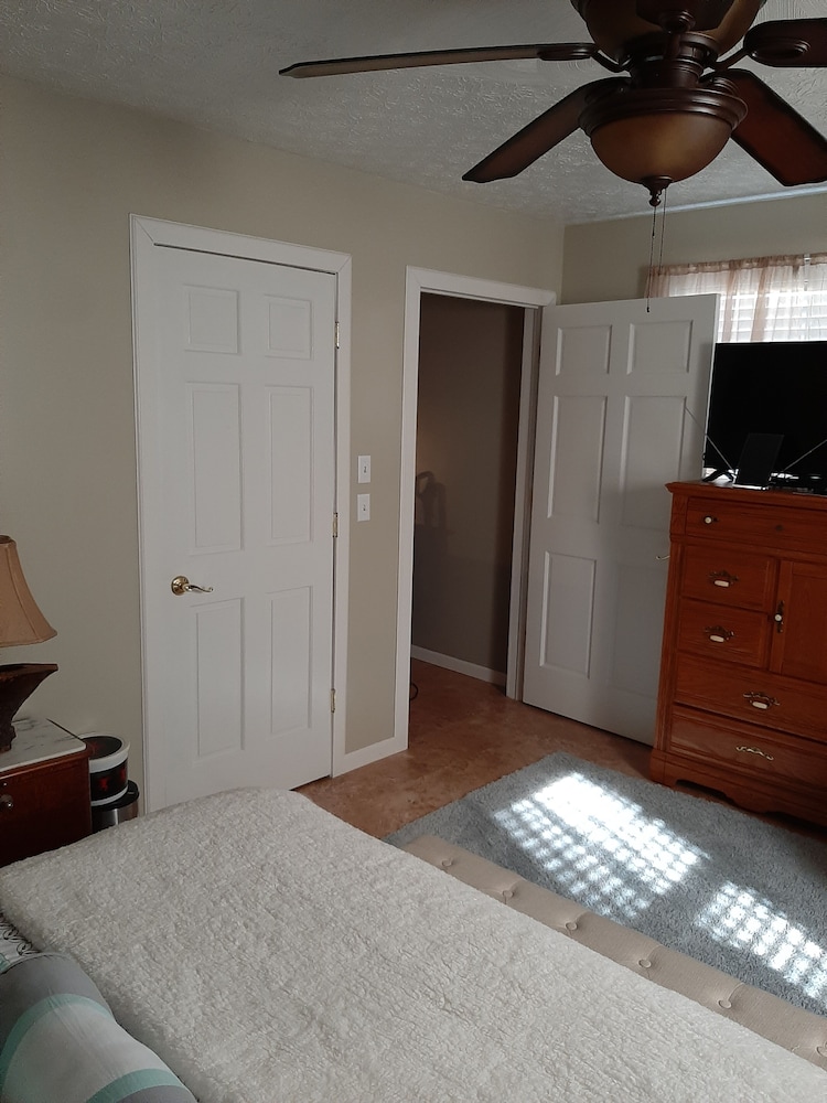 The Country Cottage: With Gorgeous 5 Person Hot Tub!! - Ohio