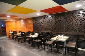 Café da manhã feito na hora todos os dias mediante uma taxa