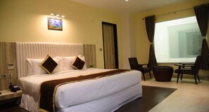 Quarto com design assinado | Frigobar, cofres nos quartos, ferros/tábuas de passar roupa