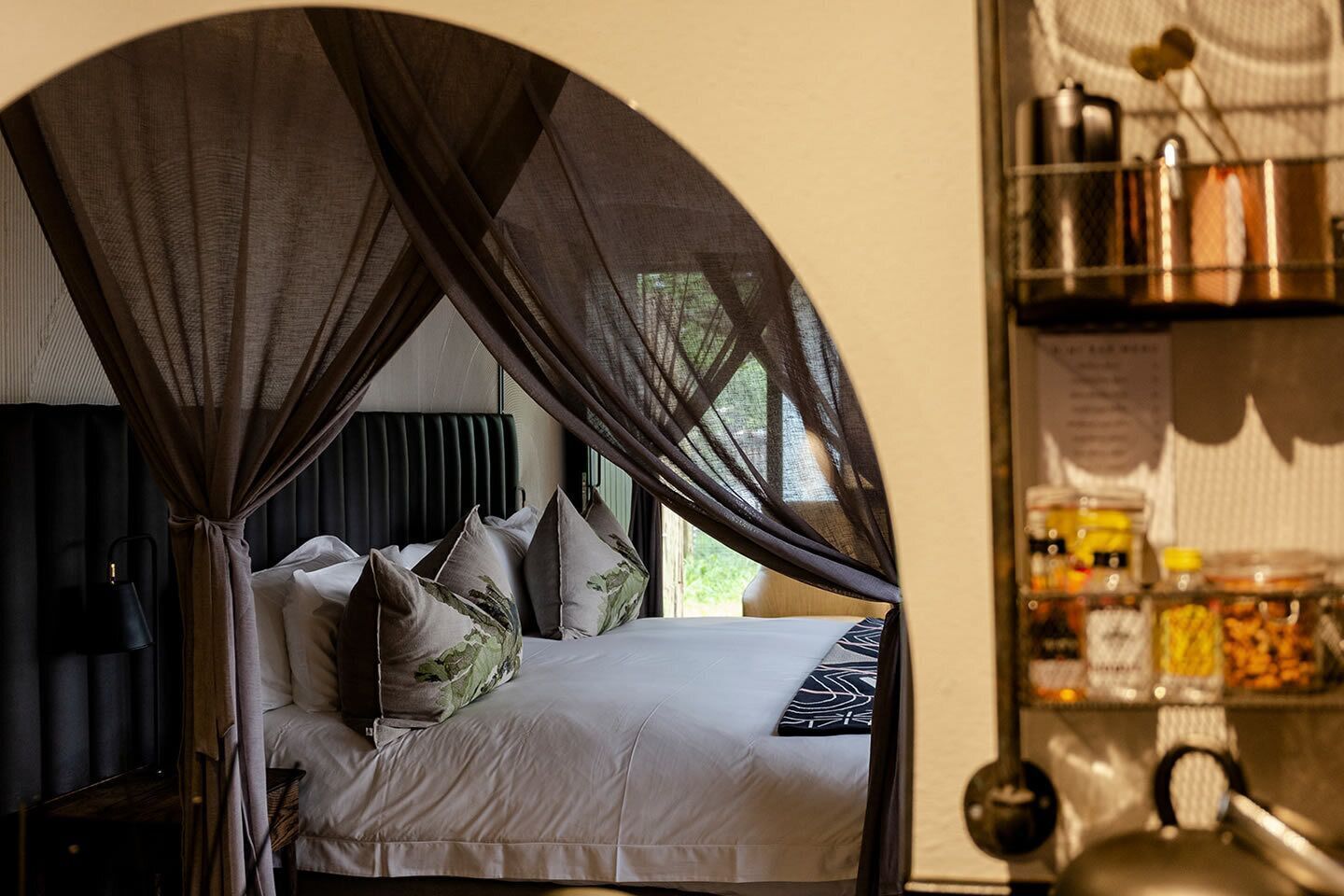 Roupa de alta qualidade, minibar, cofre com capacidade para portátil 