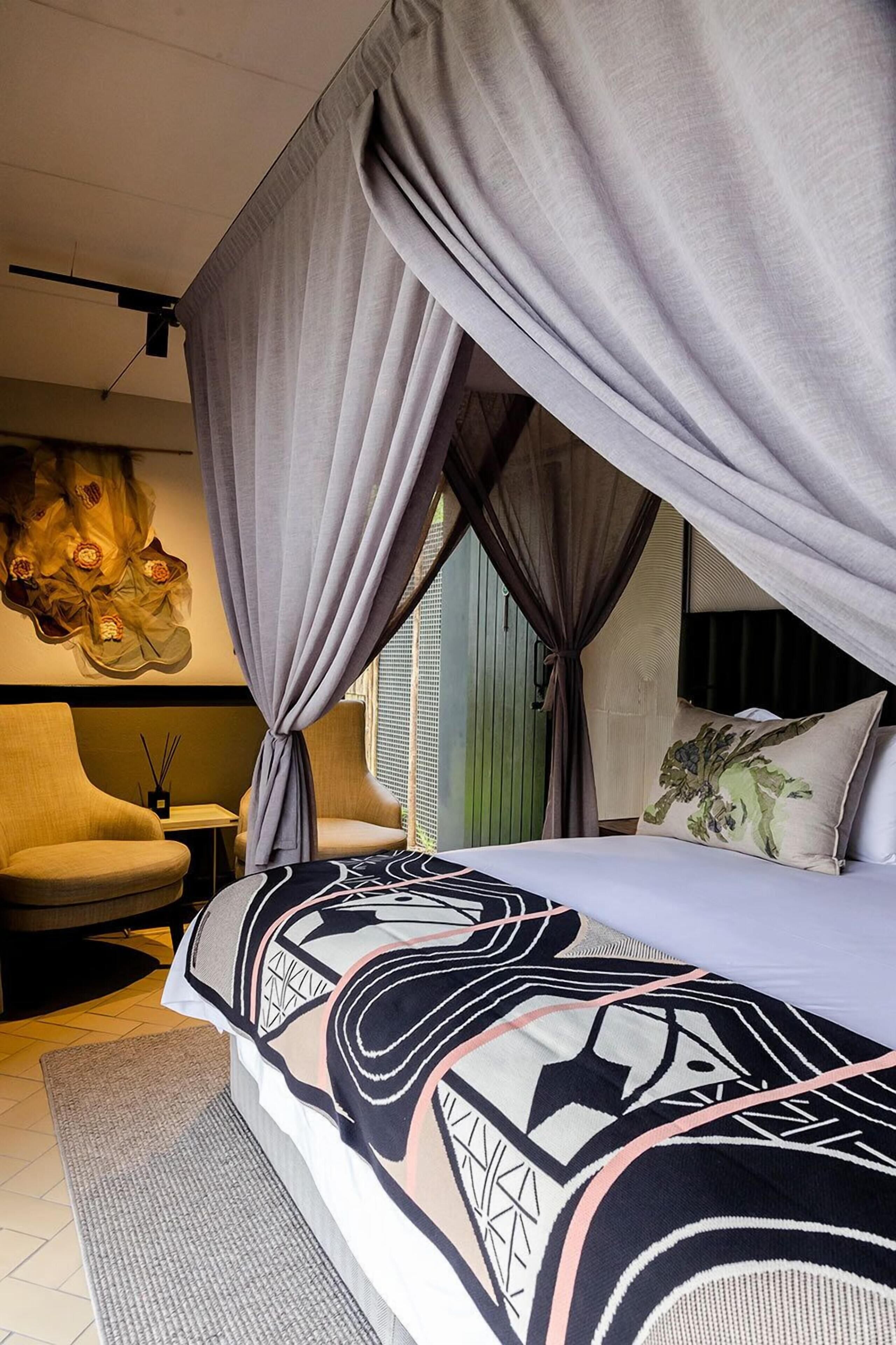 Roupa de alta qualidade, minibar, cofre com capacidade para portátil 