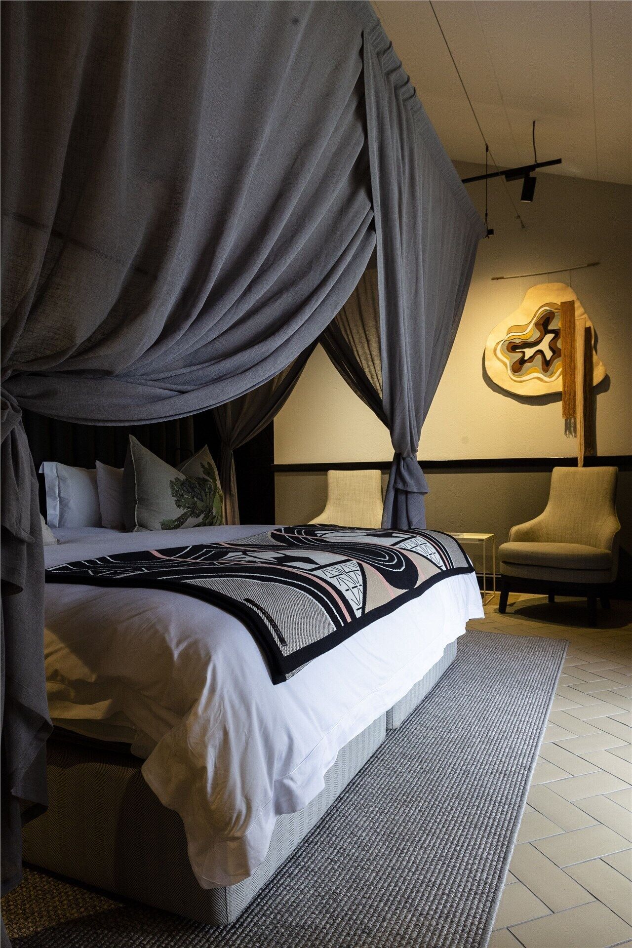 Roupa de alta qualidade, minibar, cofre com capacidade para portátil 