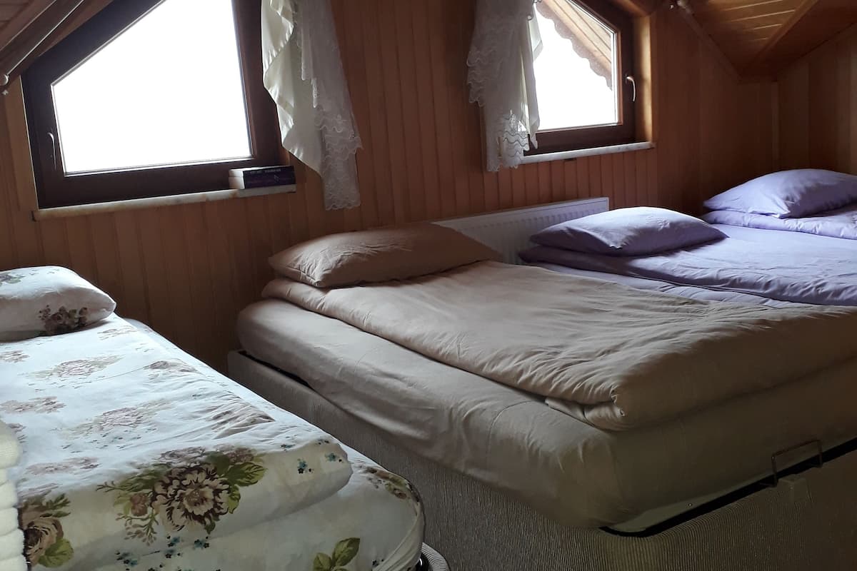 Quarto Quádruplo | Ferro/tábua de engomar, Wi-fi grátis, roupa de cama fornecida