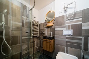 Um polibã, um secador de cabelo, toalhas fornecidas, sabão 