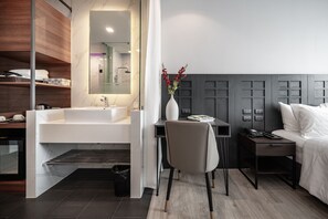 Quarto casal standard | Frigobar (abastecido com alguns itens grátis), cofres nos quartos