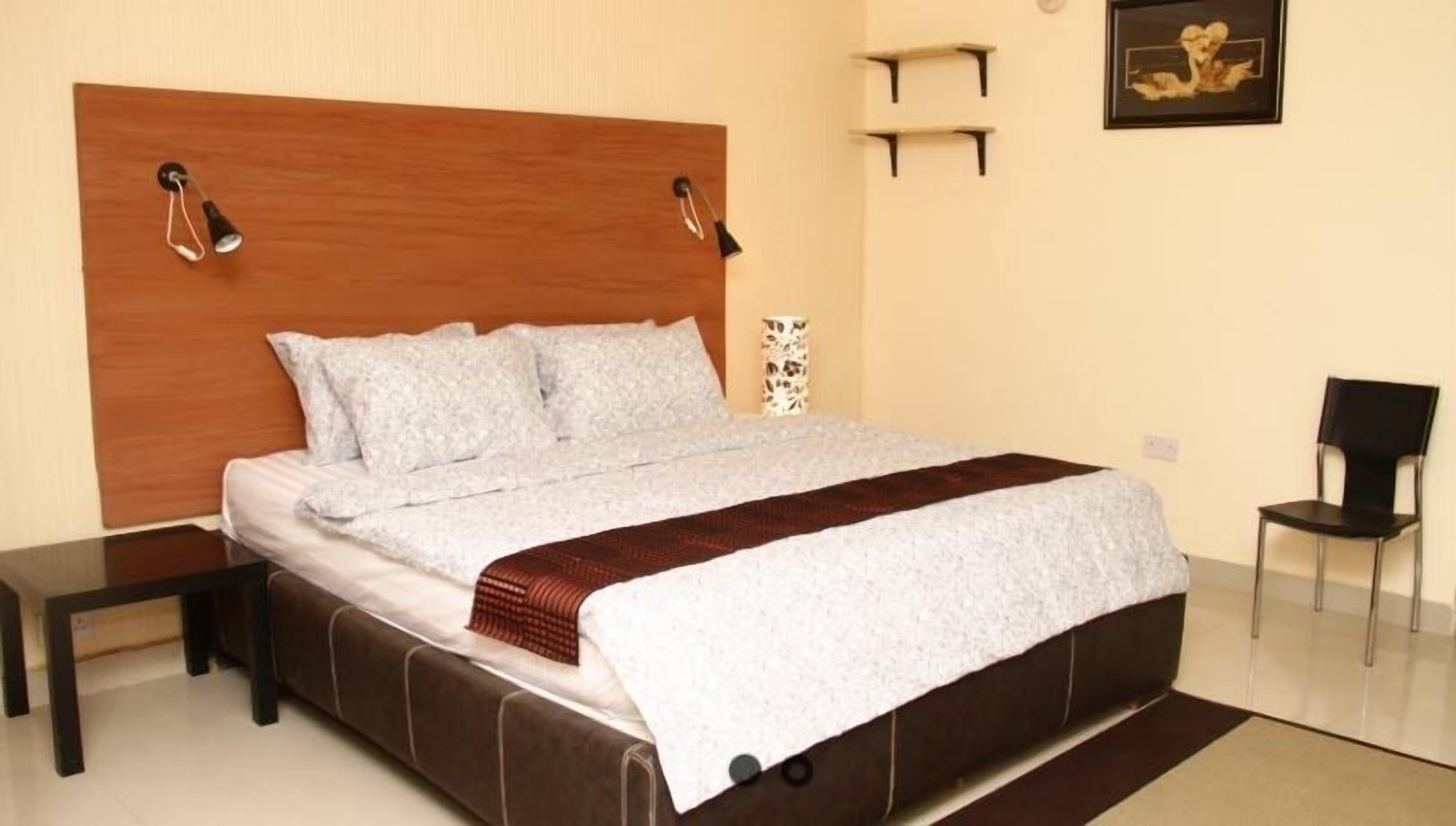 Cofres nos quartos, Wi-Fi de cortesia, roupa de cama