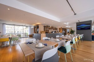 Pequeno-almoço continental diário mediante uma taxa