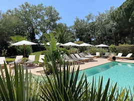 Piscina externa sazonal, funciona das 9h às 21h, guarda-sóis