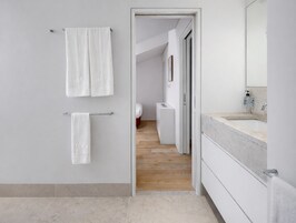 Dúplex, 2 quartos | Casa de banho | Um polibã, um secador de cabelo, toalhas fornecidas, papel higiénico 