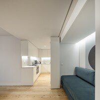 Apartamento Deluxe, 1 quarto | Kitchenette privada | Um frigorífico/congelador grande, um micro-ondas, um forno 