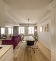 Dúplex, 2 quartos | Sala | TV de ecrã plano 