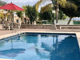 Piscina externa, funciona das 8h às 20h, guarda-sóis