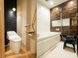 Quarto Duplo Design, não fumadores | Casa de banho | Um polibã e uma banheira separados, artigos de higiene pessoal grátis