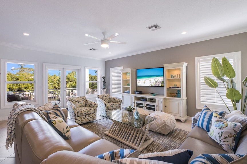 Beach Bay Serenity: Pine Ave Canal Front Pool Home - Anna Maria Beach, Anna Maria
