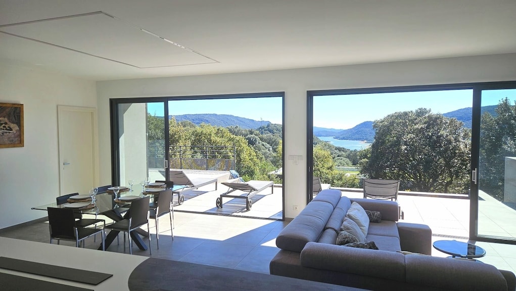 Villa Contemporaine Vue Sur Le Lac De Talza Au Calme Absolu - Figari