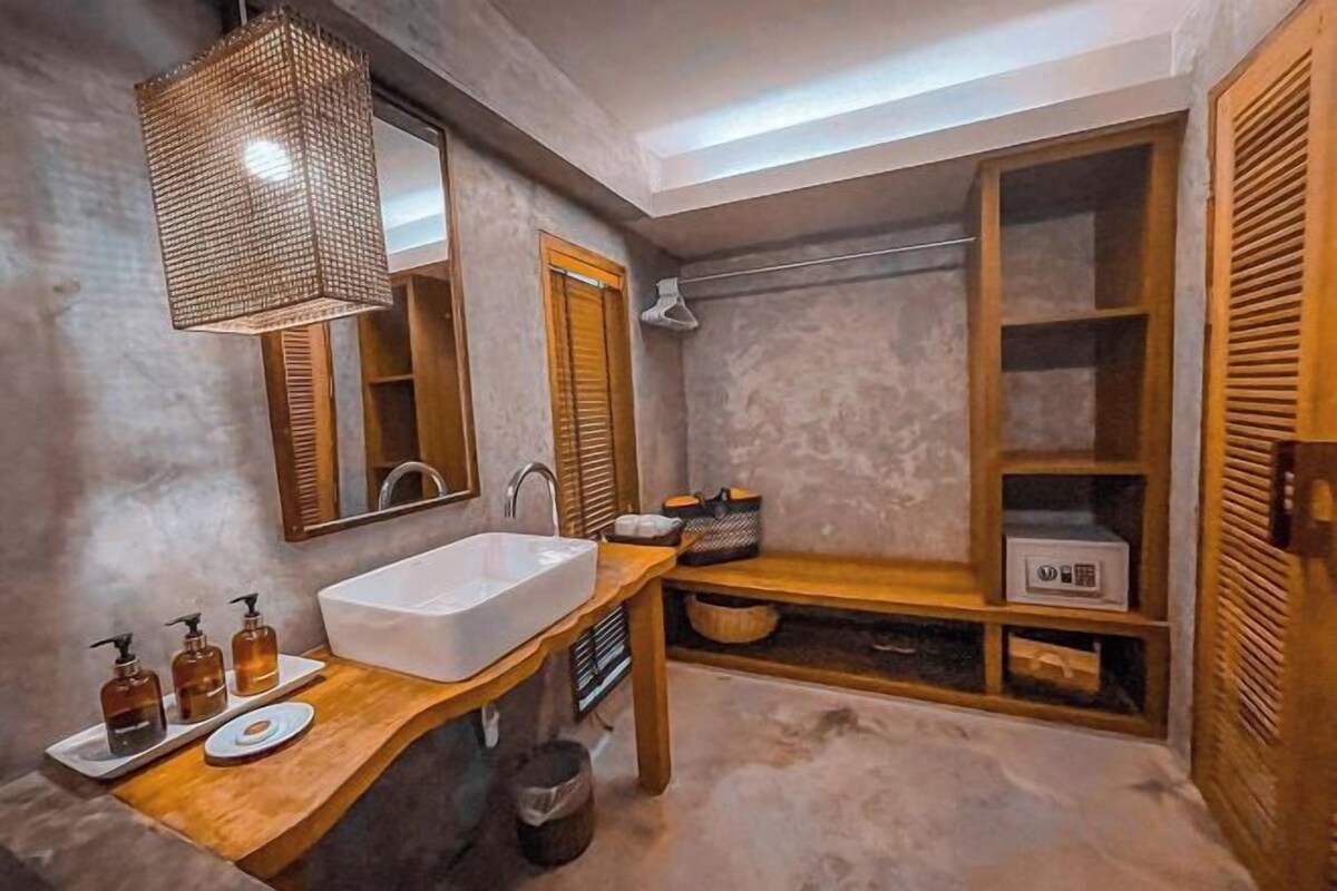Casa de banho | Um polibã, artigos de higiene pessoal grátis, um secador de cabelo 