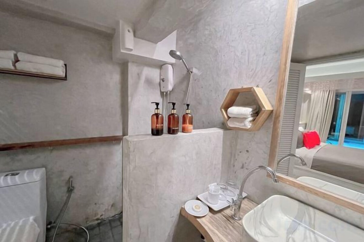 Casa de banho | Um polibã, artigos de higiene pessoal grátis, um secador de cabelo 