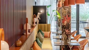 Almoços e jantares servidos, incluindo cozinha mediterrânica