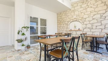 Café da manhã completo grátis todos os dias