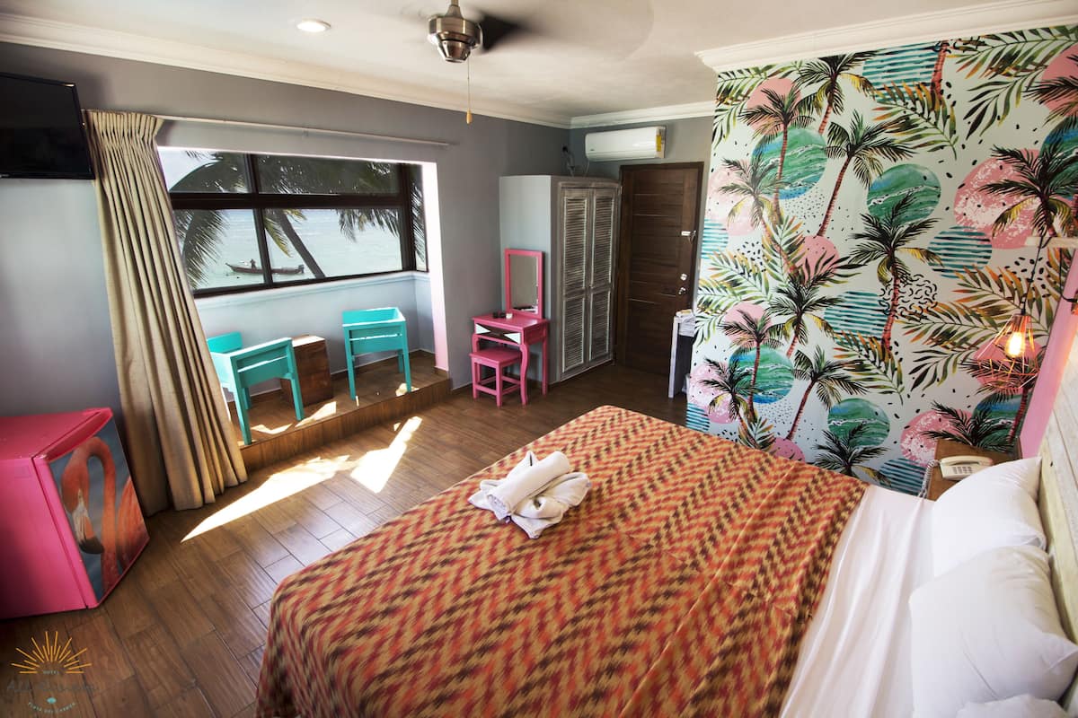 Quarto, 1 cama King, sacada, vista para o oceano | Frigobar, cofres nos quartos, Wi-Fi de cortesia, roupa de cama