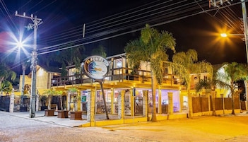 Fachada da propriedade à noite