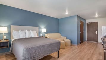 Quarto standard, 1 cama Queen, para não fumantes (Sofa) | Escrivaninha, espaço de trabalho para notebook, Wi-Fi de cortesia