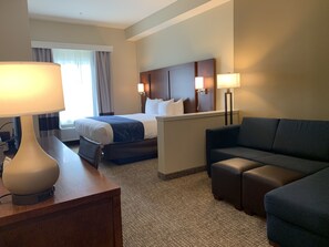 Quarto solteiro básico, 1 cama King e sofá-cama, para não fumantes | Área de estar | TV de tela plana