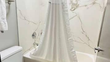 Quarto Duplo Deluxe | Casa de banho | Uma banheira, artigos de higiene pessoal grátis, um secador de cabelo