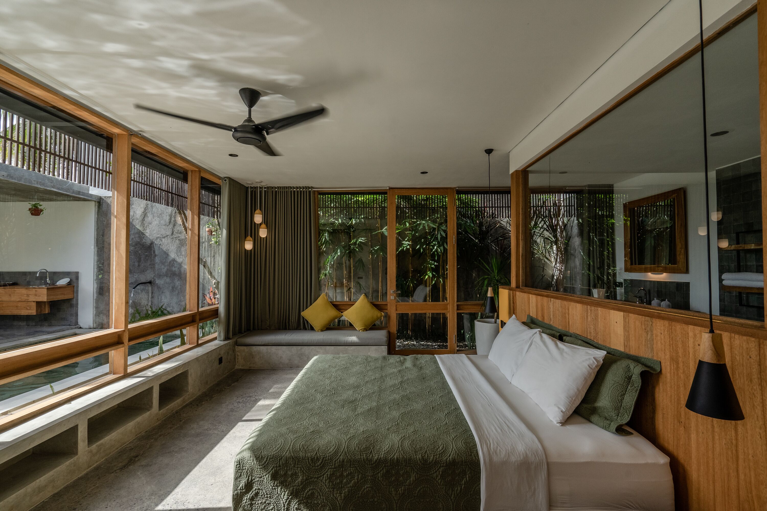 Vila, 2 quartos, piscina particular | Frigobar, cofres nos quartos, escrivaninha