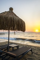 Uma praia privada, toldos de praia gratuitos, espreguiçadeiras