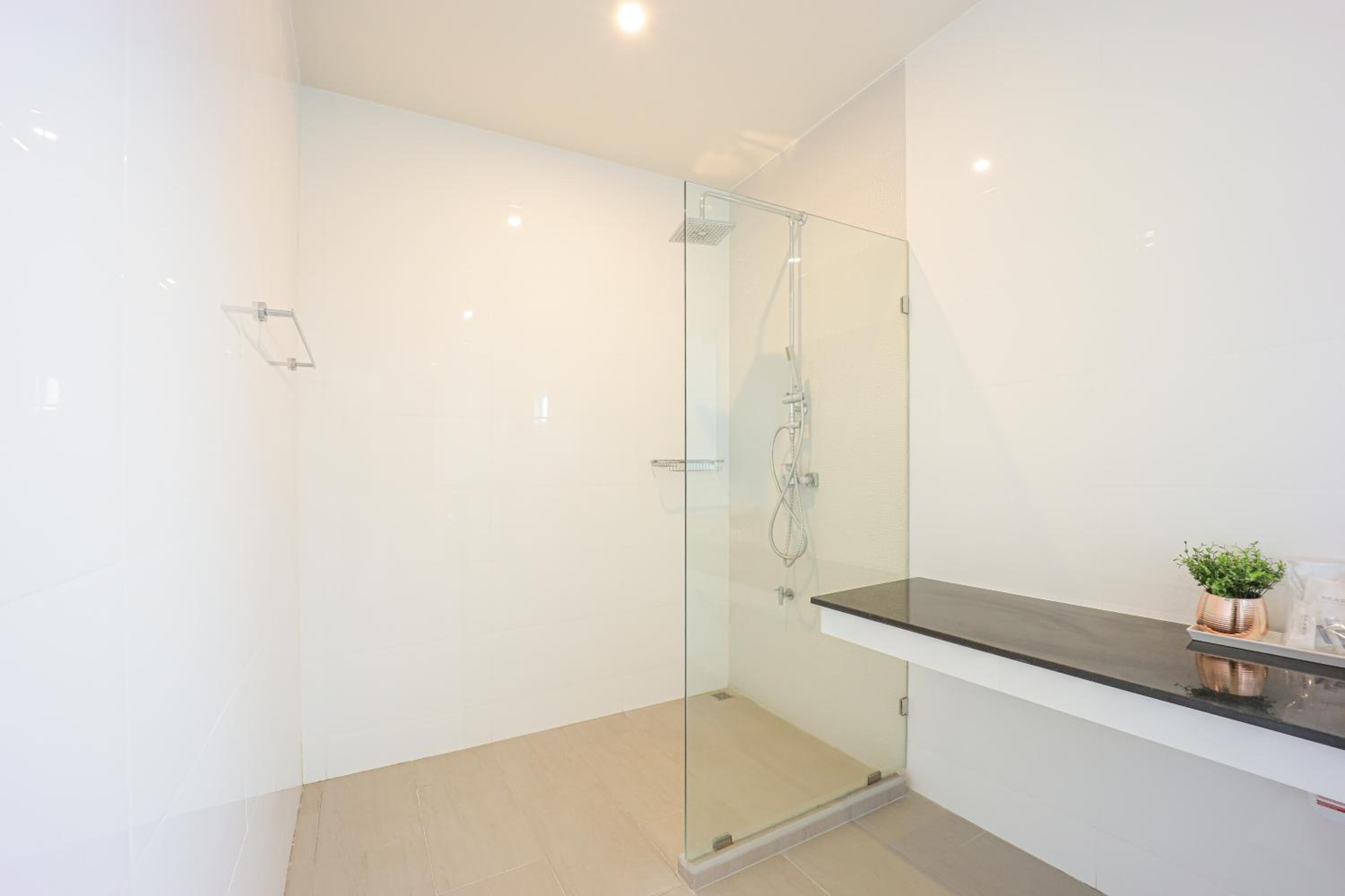 Quarto casal conforto | Banheiro | Chuveiro, chuveiro com efeito de chuva, produtos de toalete grátis 