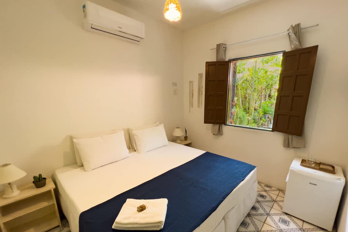 Quarto Básico | 2 quartos, minibar, cortinas/cortinados opacos, ferro/tábua de engomar