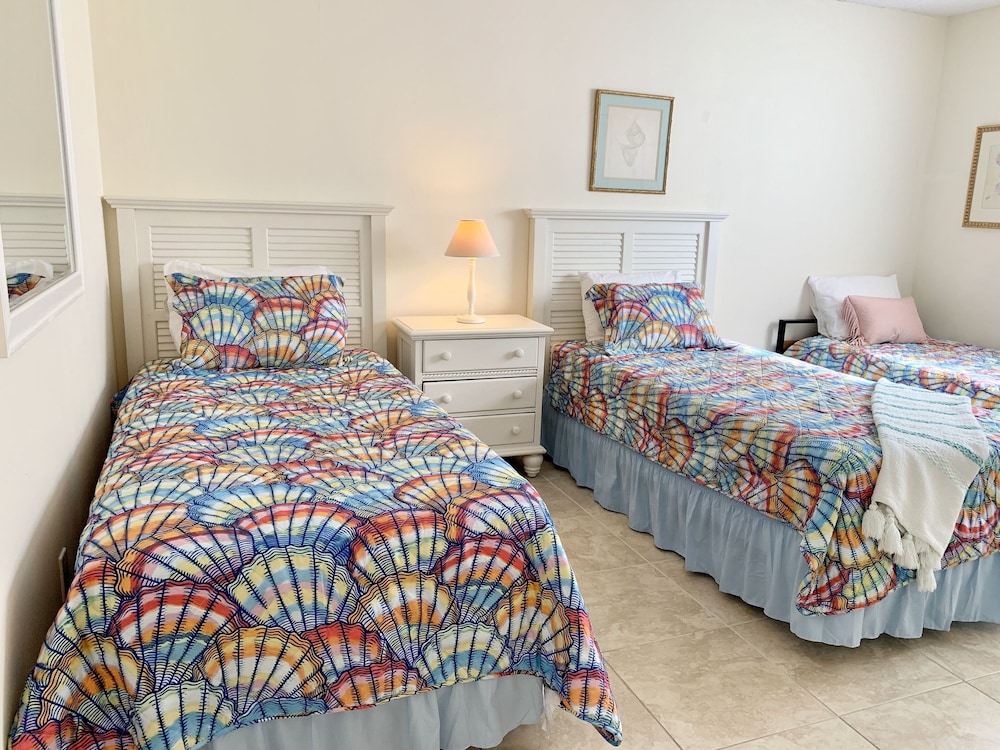 Spacious Beach House 2 Miles To Bonita Beach With Pool And Hot Tub! Pets Welcome - Bonita Springs, FL