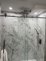 Quarto Duplo Básico, 2 camas queen-size | Cozinha privada | Um frigorífico, um micro-ondas 