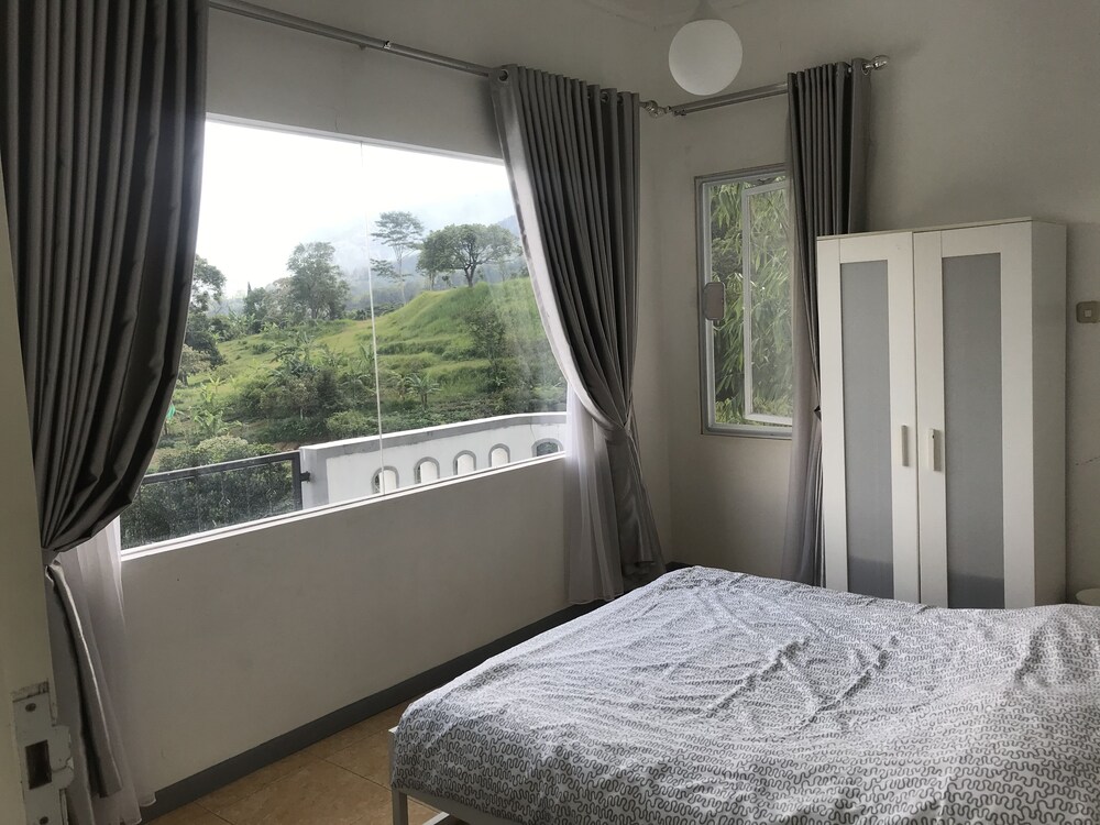 House On Cliff - Cisarua